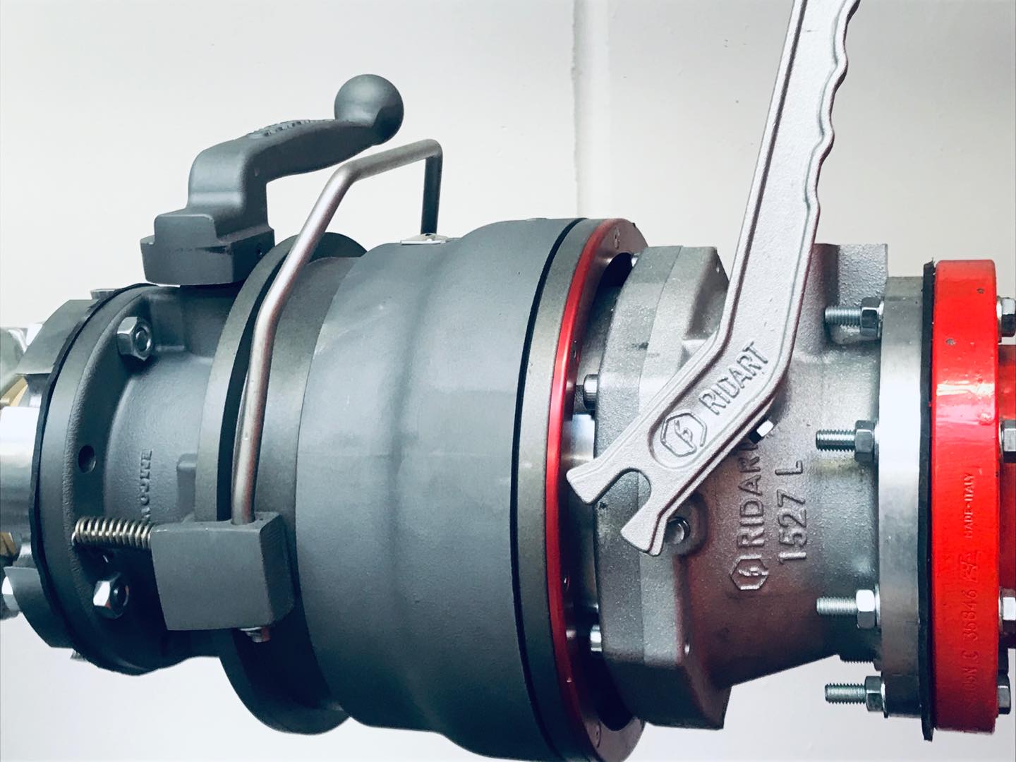 Equipamiento camiones cisterna. Acoplamiento API descarga por gravedad ...